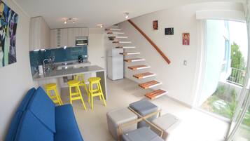 Loft luxo, 1 cama de casal | Sala de estar | TV de tela plana 25 polegadas com canais digitais, TV, Netflix