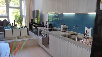 Loft luxo, 2 quartos, terraço, vista para o oceano | Cozinha privada | Geladeira, micro-ondas, fogão, cooktop