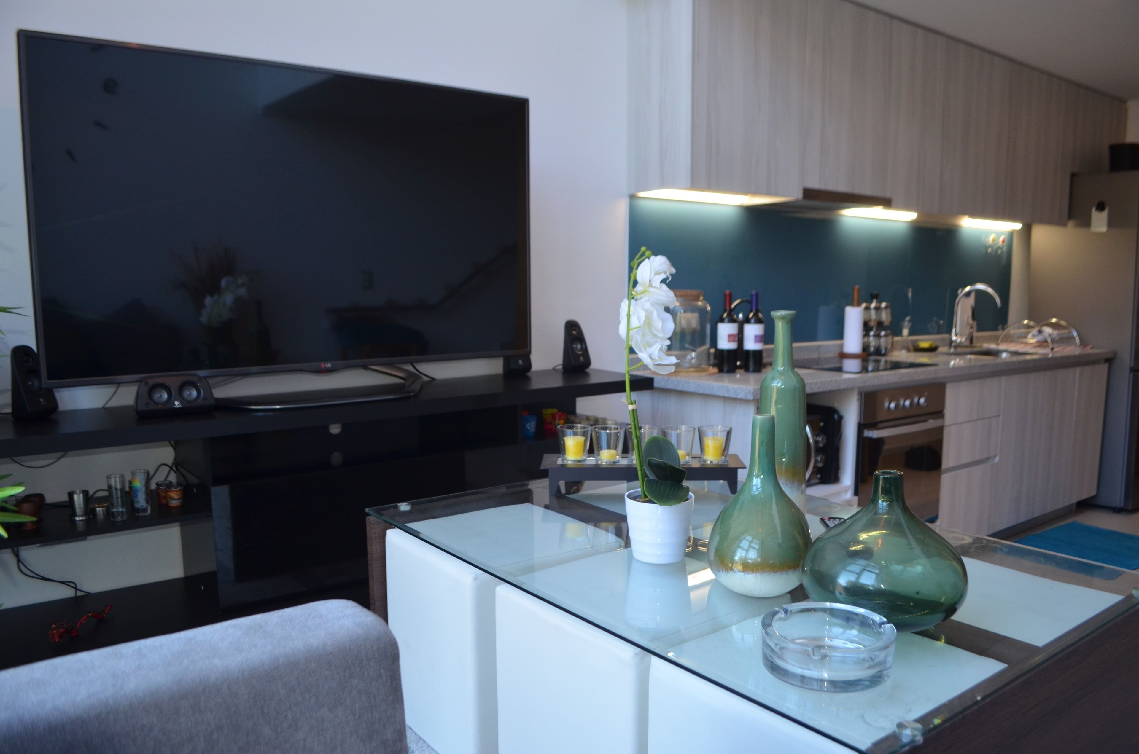 Loft luxo, 2 quartos, terraço, vista para o oceano | Área de estar | TV de tela plana 25 polegadas com canais digitais, TV, Netflix