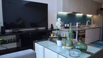 Loft luxo, 2 quartos, terraço, vista para o oceano | Área de estar | TV de tela plana 25 polegadas com canais digitais, TV, Netflix