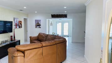 Suite Exclusiva, 2 quartos, piscina privativa, junto à piscina | Sala de estar | TV de ecrã plano