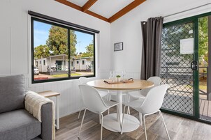 Deluxe Cabin (2BR) - Sleeps 6 | Sala de estar | TV de ecrã plano, leitor de DVD 