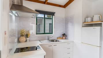 Deluxe Cabin (2BR) - Sleeps 4 | Cozinha privada | Um frigorífico/congelador grande, um micro-ondas, um forno