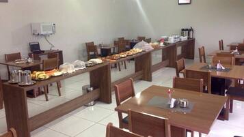 Café da manhã com buffet grátis todos os dias