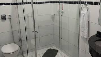 Quarto triplo básico | Banheiro | Chuveiro, produtos de toalete grátis, toalhas de banho