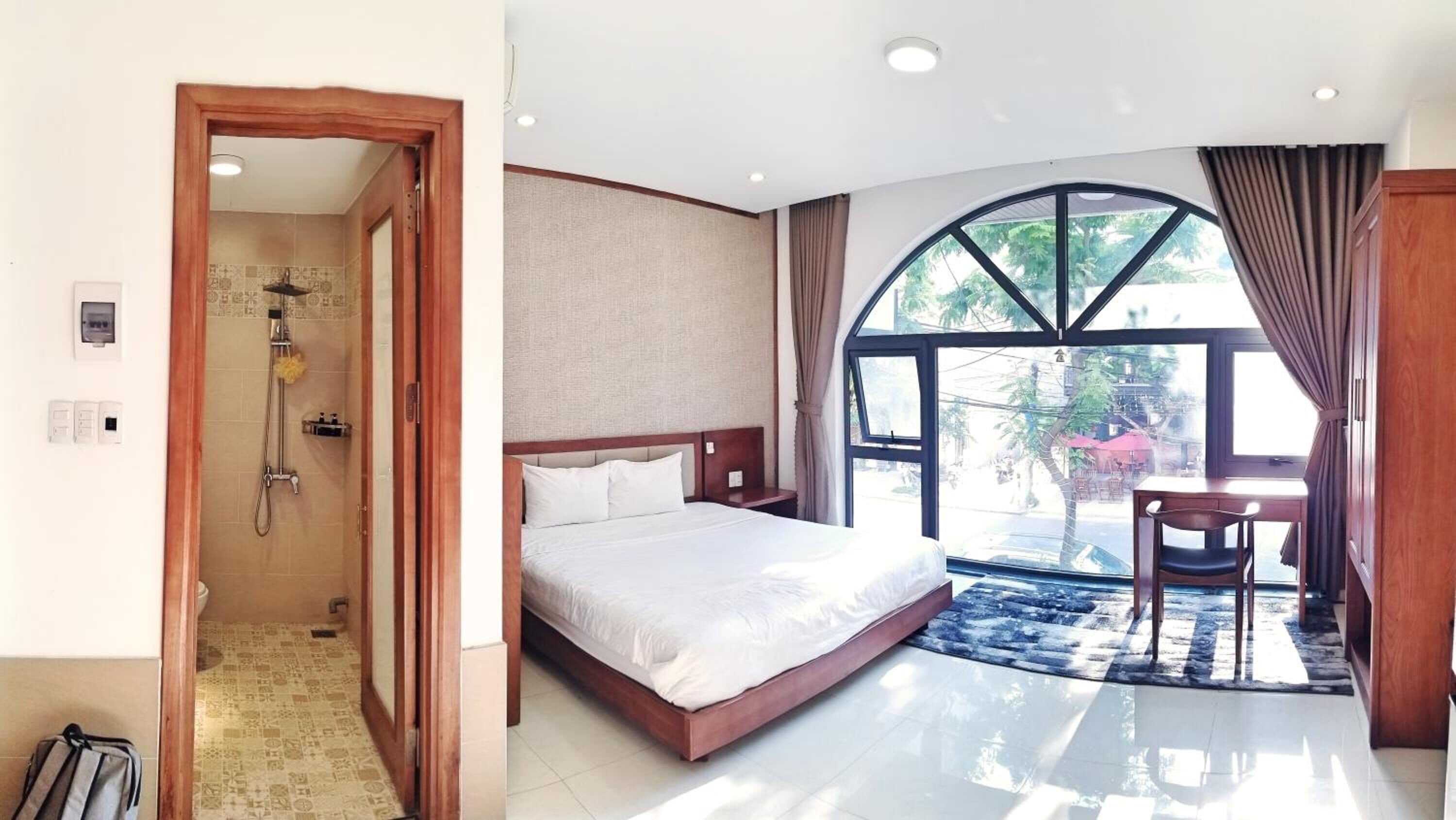 Quarto de hotel com uma cama, uma mesa e vista para o exterior.