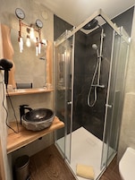 Quarto Duplo ou Twin Standard (free public transport ticket) | Casa de banho | Artigos de higiene pessoal grátis, um secador de cabelo