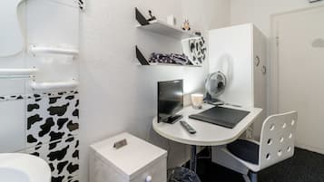 Quarto Individual, casa de banho partilhada | Equipamento para trabalhar no quarto