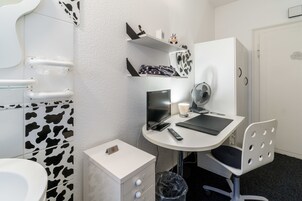 Quarto Individual, casa de banho partilhada | Equipamento para trabalhar no quarto