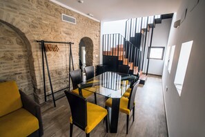 Suíte júnior, terraço | Frigobar, individualmente decorados, individualmente mobiliados