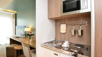 Apartamento Premium, vista parcial para o mar | Kitchenette privada | Um frigorífico