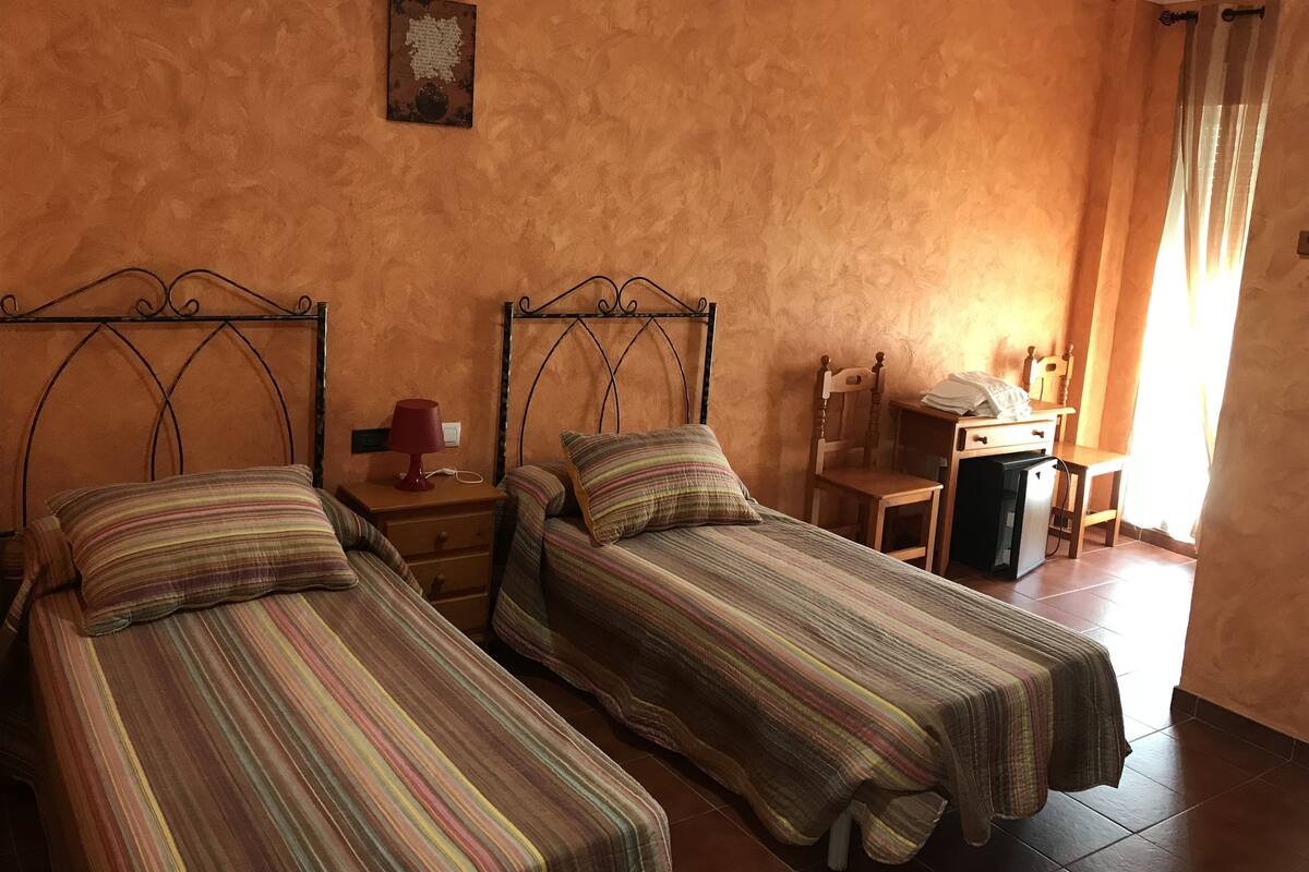 Quarto triplo | Frigobar, cortinas blackout, camas extras/dobráveis (sobretaxa)