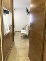 Uma casa de banho moderna com espelho, lavatório e sanita.