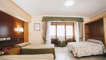 Quarto Quádruplo | Edredões de penas, Wi-fi grátis, roupa de cama fornecida