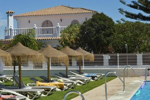 Terraço com espreguiçadeiras