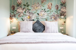 Suite Deluxe, casa de banho anexa (Junior Suite) | Com decoração personalizada, com mobília individualizada 