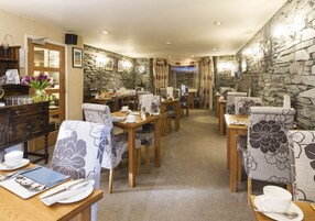 Café da manhã completo grátis todos os dias