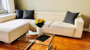 Apartamento, 2 quartos | Sala | TV de ecrã plano