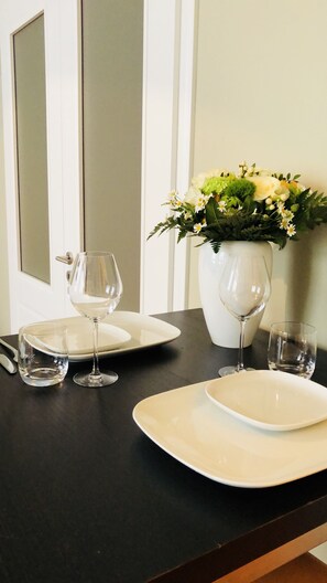 Apartamento, 2 quartos | Refeições no quarto