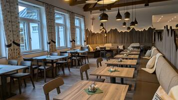 Pequenos-almoços e jantares servidos, incluindo cozinha internacional