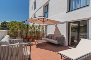 Quarto Duplo, terraço | Roupa de alta qualidade, minibar, cofre no quarto, secretária 