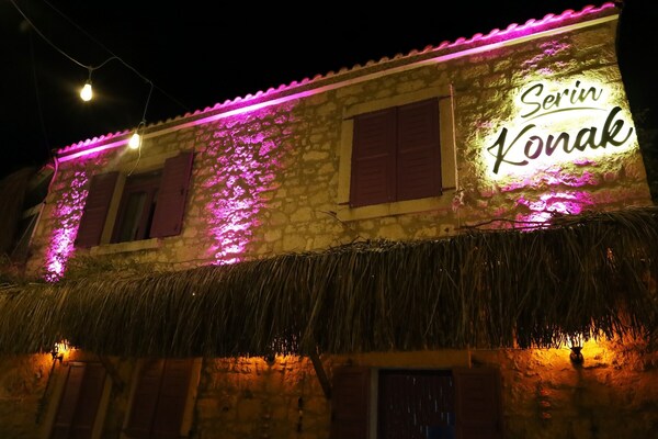 سيرين كوناك - Çeşme, Türkiye