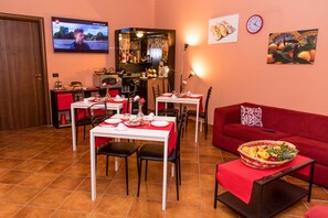 Pequeno-almoço tipo buffet diário (5 EUR por pessoa) 