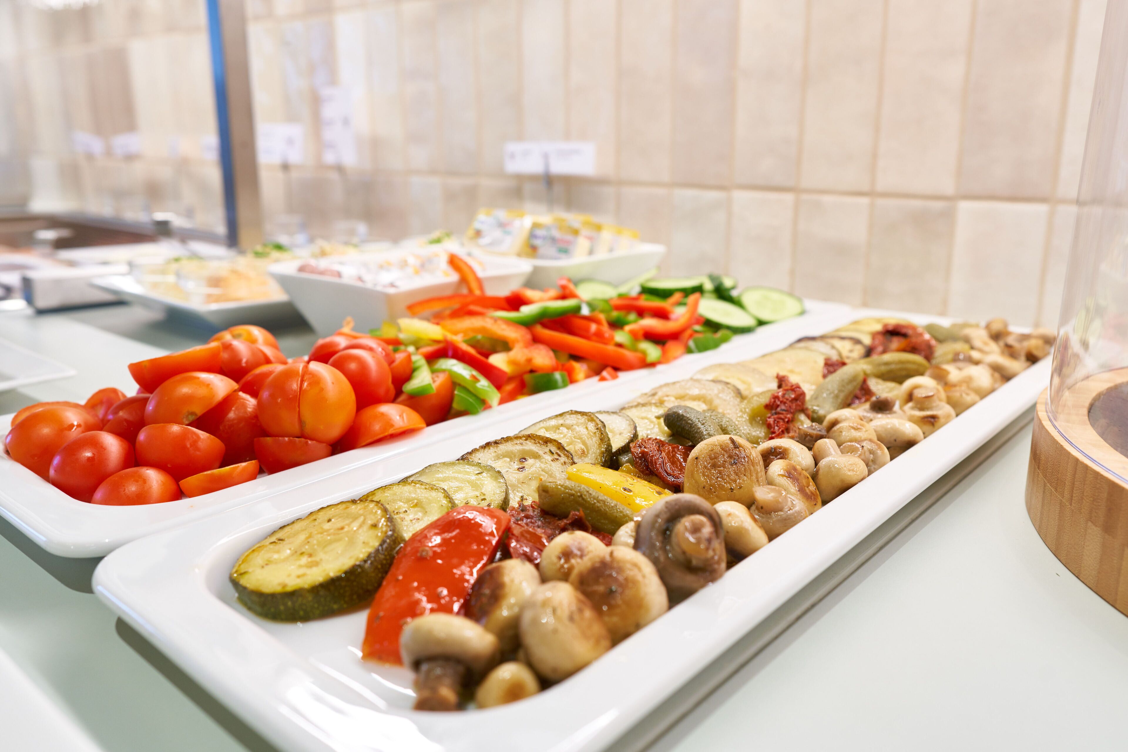 Buffet com diversos vegetais e saladas.