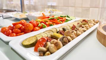 Buffet com diversos vegetais e saladas.