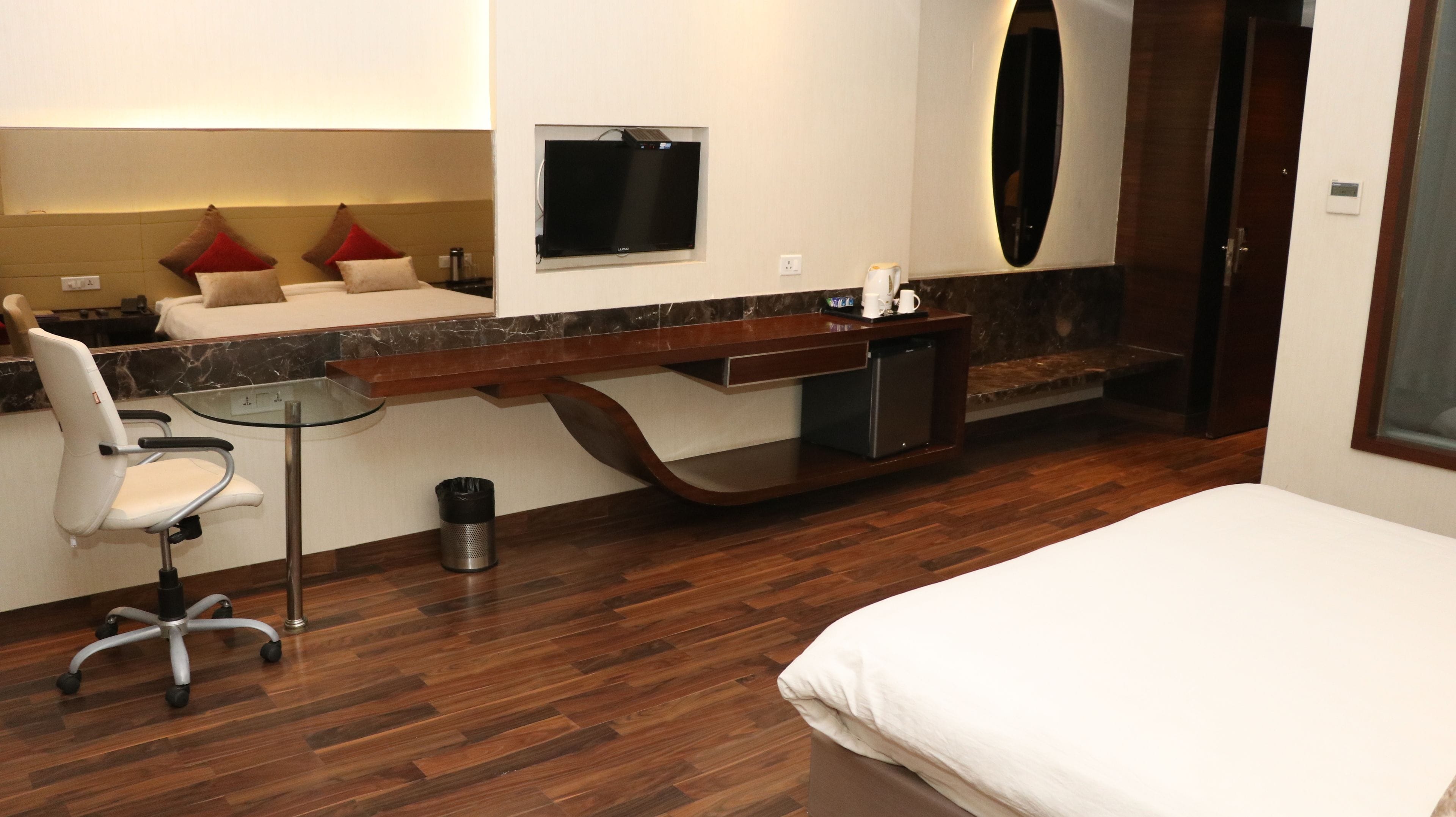 Quarto Duplo Deluxe | Roupa de alta qualidade, cofre no quarto, secretária 