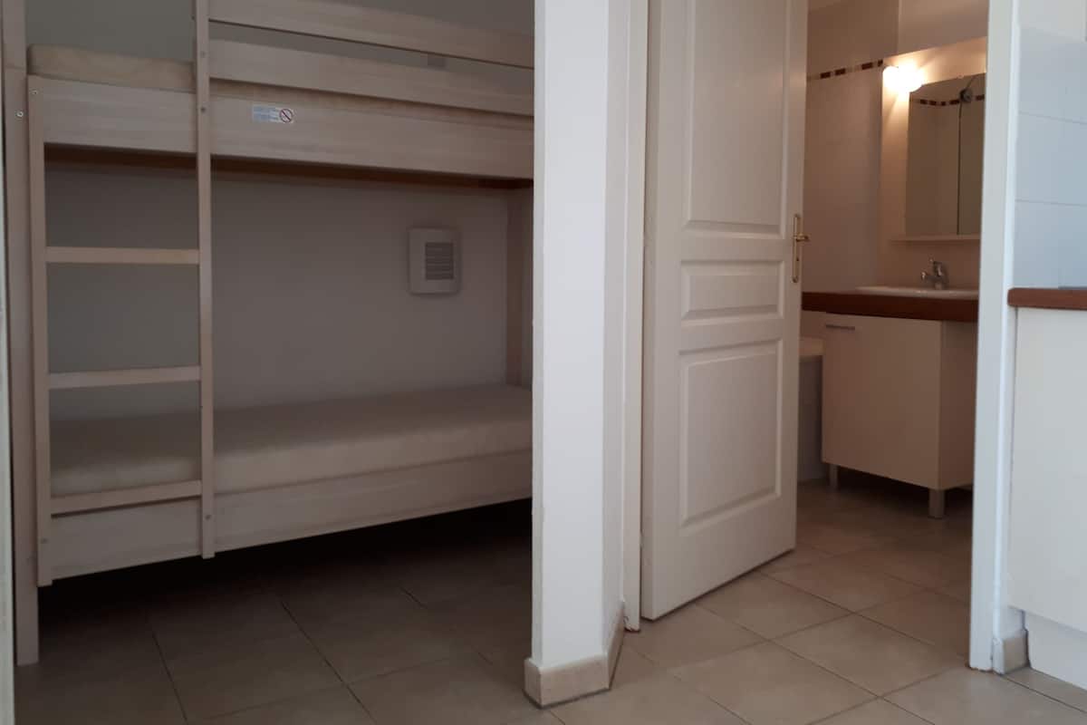 1 quarto, berços/camas para crianças grátis