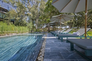 Piscina exterior, guarda-sóis, espreguiçadeiras 