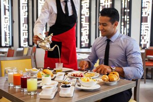 Café da manhã com buffet todos os dias (EUR 9 por pessoa) 