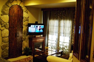 Quarto Duplo de Luxo, 2 quartos, banheira de hidromassagem, vista para a montanha | Sala de estar | Televisor de ecrã plano de 42 polegadas com canais por cabo, televisor 