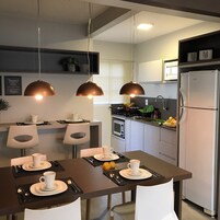 Apartamento urbano, 2 quartos | Roupas de cama premium, escrivaninha, ferros/tábuas de passar roupa