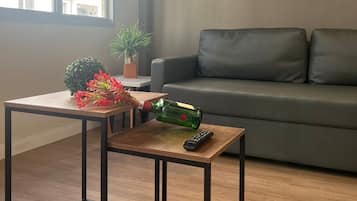 Apartamento | Sala de estar | Televisor de ecrã plano de 32 polegadas com canais digitais, Smart TV