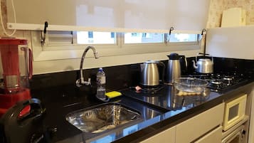 Apartamento | Cozinha privada | Um frigorífico, um micro-ondas, uma placa de cozinha