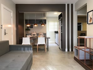 Apartamento Cidade, 2 quartos | Sala de estar | Televisor de ecrã plano de 32 polegadas com canais digitais, Smart TV