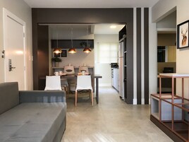 Apartamento urbano, 2 quartos | Área de estar | TV de tela plana 32 polegadas com canais digitais, smart TV, Netflix