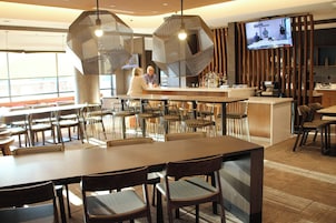 Este bar no lobby do hotel
