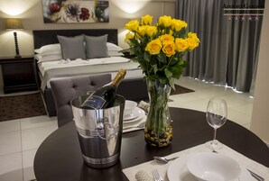 Suíte executiva, 1 quarto | Opções para refeição no quarto