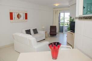 Minibar, cofre no quarto, secretária, cortinas/cortinados opacos 