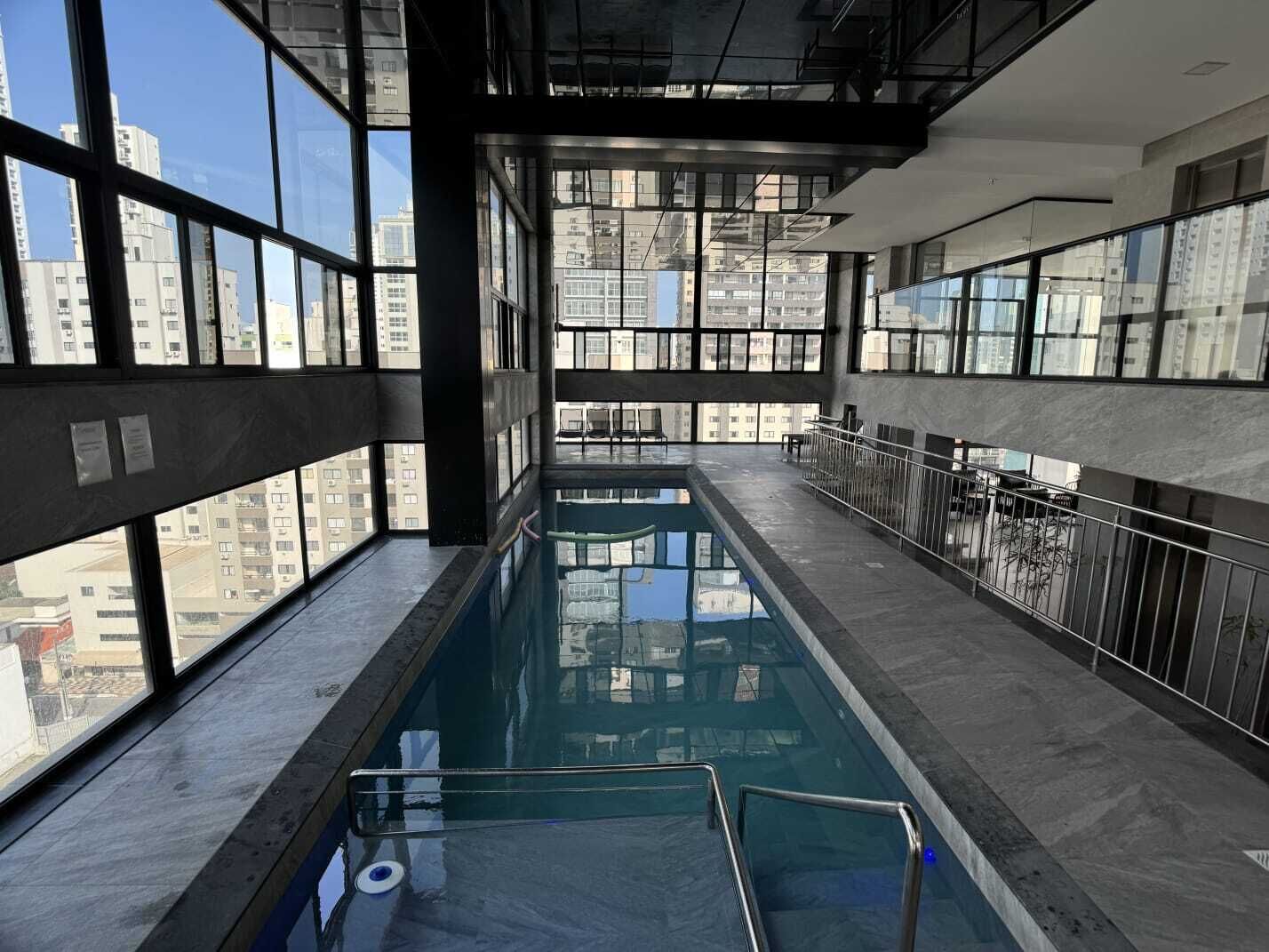 Piscina interior, espreguiçadeiras 