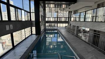 Piscina interior, espreguiçadeiras