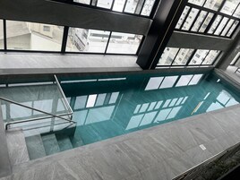 Piscina interna, espreguiçadeiras