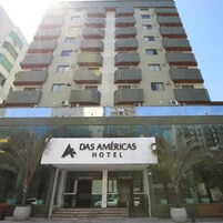 Um edifício de hotel com uma placa indicando