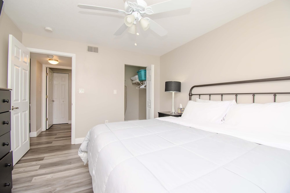 Water Front - 1 Bedroom With Den And 1 Bathroom - Riverview, FL