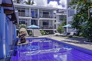 Piscina externa, guarda-sóis, espreguiçadeiras