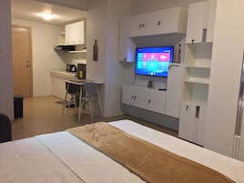 Quarto Duplo ou Twin Básico, 1 cama de casal e sofá-cama, Vista para a cidade | Secretária, ferro/tábua de engomar, Wi-fi grátis