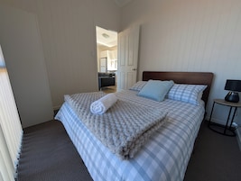 2 quartos, ferros/tábuas de passar roupa, roupa de cama
